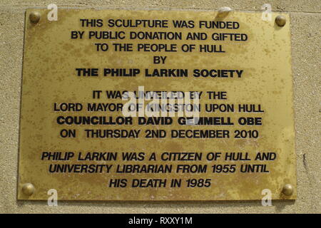 Statue of poet Philip Larkin, Hull Paragon Station, Transport ...