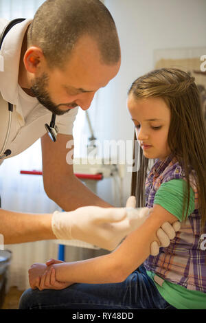 Child being given an injection at a Doctor's practice Stock Photo - Alamy