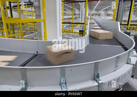 Garbsen, Germany. 12th Mar, 2019. An employee of the parcel shipper ...