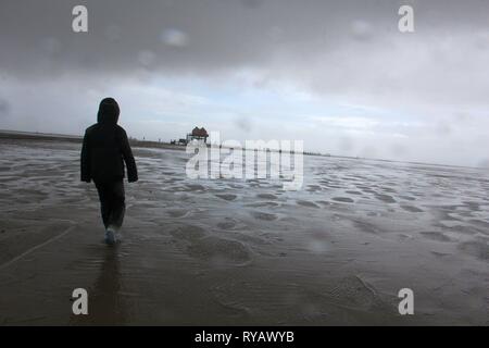 St. Peter Ording, Germany. 13th Oct, 2018. A Seriema chick enjoys the ...