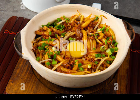Loh Shee Fun aka Silver Needle Noodle in claypot Stock Photo - Alamy