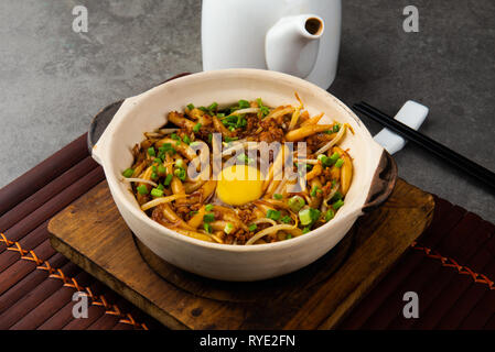 Loh Shee Fun aka Silver Needle Noodle in claypot Stock Photo - Alamy