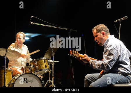 Jazz duo Charlie Hunter (guitar) and Scott Amendola (drums) playing ...