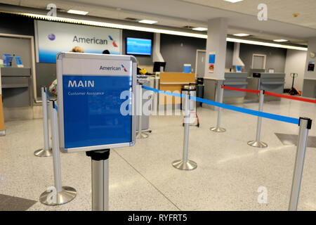 Counter at American Airlines airport check in gate Stock Photo - Alamy
