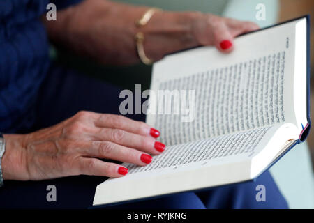 Jewish woman reading the Torah. Close-up Stock Photo - Alamy
