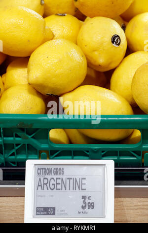 Lemons at the supermarket Stock Photo - Alamy