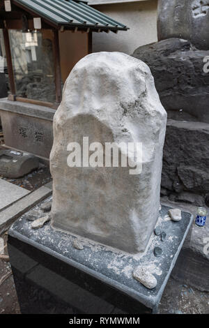 Tomb of Nezumi Kozō Jirokichi (1797 - 1831), a Japanese thief and folk ...