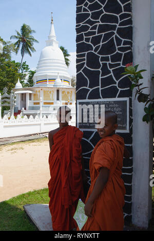 Sri Lanka, Balapitiya, buddhist temple Stock Photo - Alamy