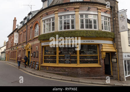 King William IV hotel and pub in Totnes, Devon Stock Photo - Alamy