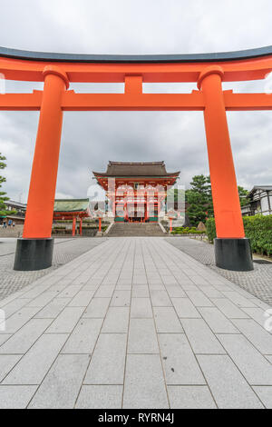 Romon (tower gate), early morning, Fushimi Inari Taisha Shinto Shrine ...