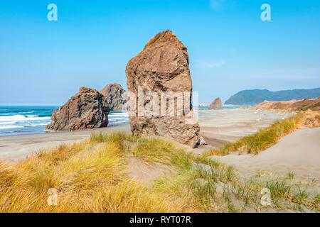 USA, Oregon, Pistol River State Park, Basalt sea stacks overlook beach ...