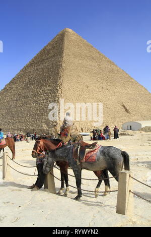 The great pyramid of Khufu at Giza with horses camel and tourists ...