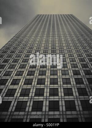 Looking-up at One Canada Square, Canary Wharf, Isle of Dogs, London ...