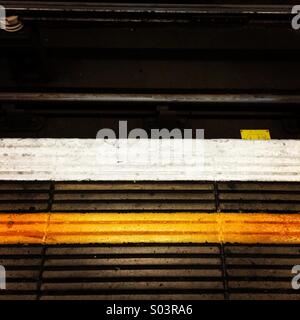 London underground platform Stock Photo - Alamy