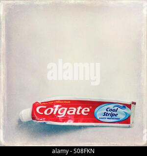 A squeezed and flattened tube of toothpaste Stock Photo - Alamy