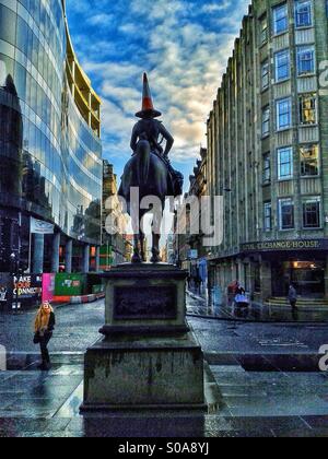 Glasgow's Duke of Wellington statue with traffic cone on its head ...