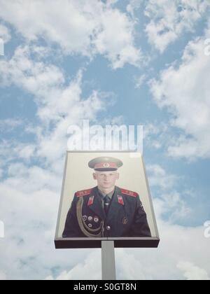 Checkpoint Charlie - Soviet Soldier- photo Frank Thiel Stock Photo - Alamy