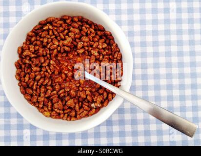 Bowl of Kellogg's coco pops toasted rice cereal Stock Photo - Alamy