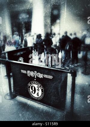 Harry Potter shop at platform 9 and 3/4 at Kings Cross rail station ...