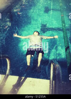 A swimmer floating on his back in the Cenote "Two Eyes" (Mexico). Homme ...