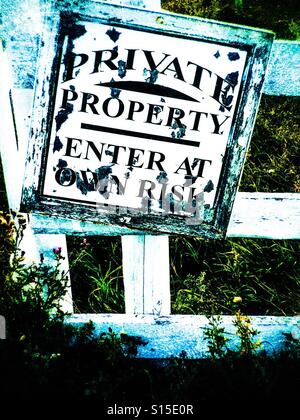 A private property sign hangs on a rural fence Stock Photo - Alamy