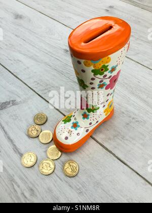 "pound coins and piggy bank Stock Photo - Alamy