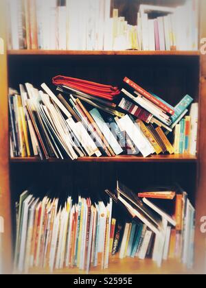 messy bookshelves bookshelf books Stock Photo - Alamy