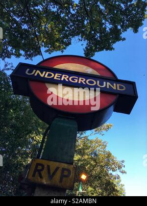 Highgate London underground tube sign close up Stock Photo - Alamy
