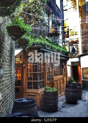 Ye Olde Mitre pub in Barnet established in 1683 Stock Photo - Alamy