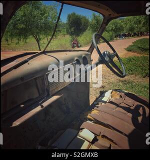 Old cars at Toeka Stoor in Windmeul near Paarl, South Africa Stock ...