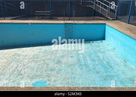 swimming pool without water Stock Photo: 124706291 - Alamy