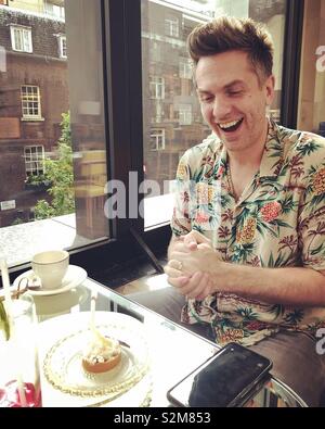 Happy man with birthday cake on color background Stock Photo - Alamy