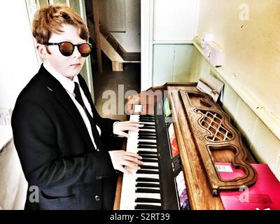 Electronic organ player Stock Photo - Alamy