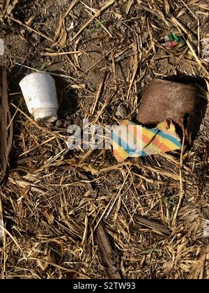 Trash laying on the ground Stock Photo - Alamy
