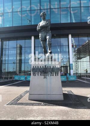 BOBBY MOORE STATUE WEMBLEY STADIUM LONDON WEMBLEY STADIUM LONDON ...