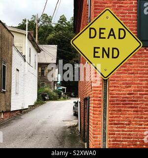 Dead end dirt road with sign near Interstate 40 (I-40) US highway in ...