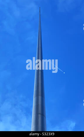 looking up at the spire of dublin monument of light on oconnell street ...