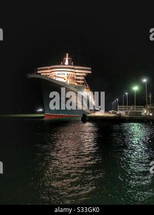 cruise ship Queen Mary 2 Stock Photo - Alamy