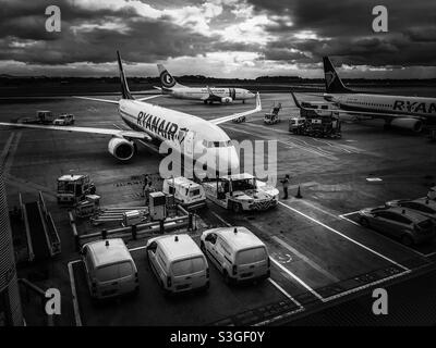 A Ryanair plane at the boarding gate in Luton airport Stock Photo - Alamy