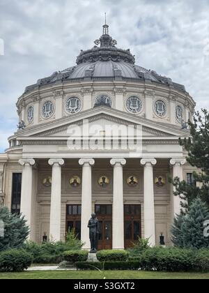 The Romanian Athenaeum, a concert hall in the center of Bucharest ...