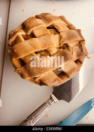 Homemade American apple pie on a blue seamless background. Sliced pie ...