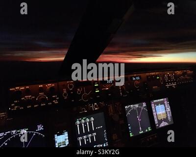 Boeing 747-8 Flight Deck Stock Photo - Alamy
