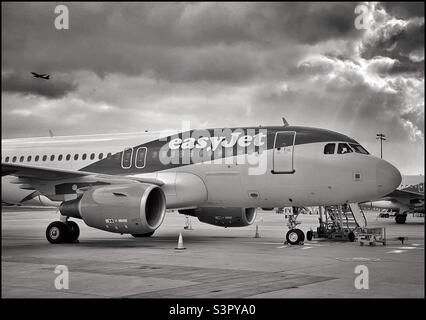 Easyjet Airbus A320 aircraft at gate, North Terminal, London Gatwick ...