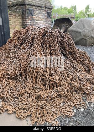 pile of chains Stock Photo - Alamy