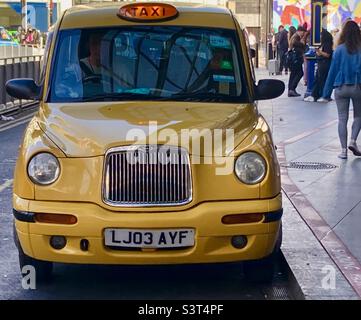 Taxi rank by Victoria Station London England Stock Photo - Alamy