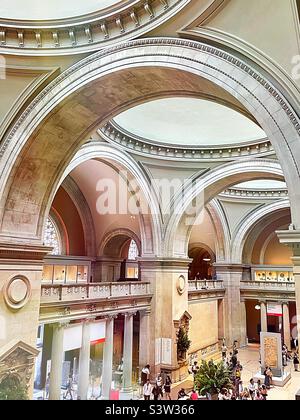 Visitors in the lobby of the Metropolitan Museum of Art Stock Photo - Alamy