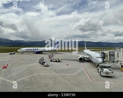 MISSOULA MONTANA AIRPORT, MT, JUN 2022: wide view American Airlines ...