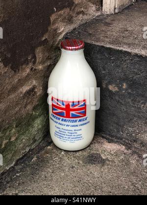 Fresh pint of milk delivered on a doorstep Stock Photo - Alamy