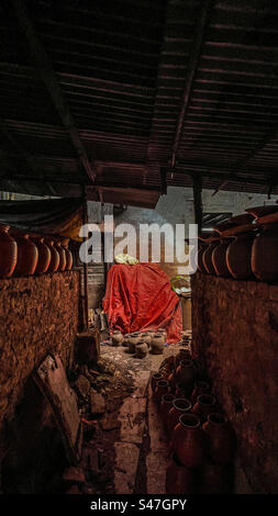 Inside kumbharwada, dharavi Mumbai Stock Photo - Alamy