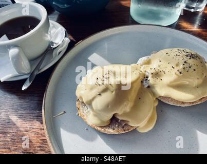 eggs benedict breakfast Stock Photo - Alamy
